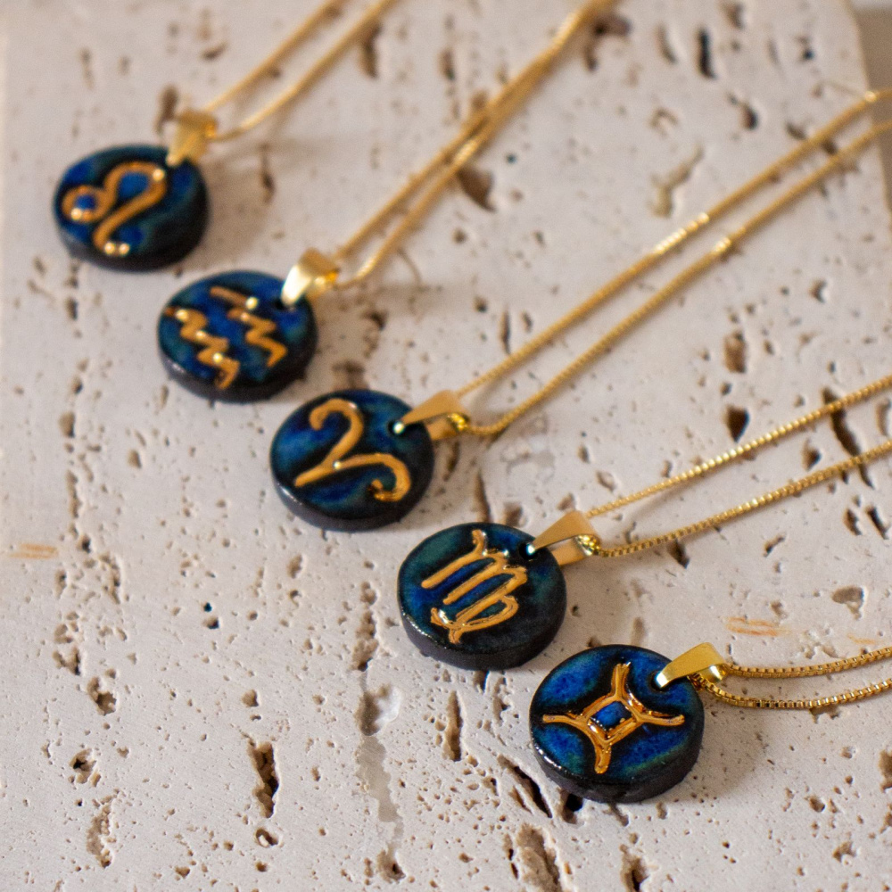 Colar Aries porcelana azul ouro - Amabi Atelier