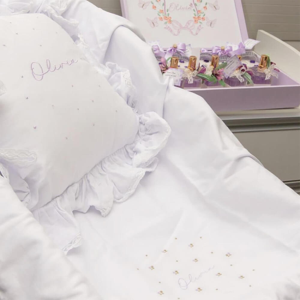 Almofada Quadrada com Babado Benício Personalizada Branco/Lilás - Baby ...