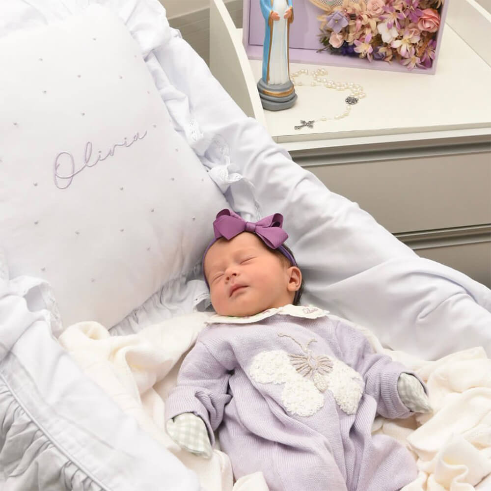 Almofada Quadrada com Babado Benício Personalizada Branco/Lilás - Baby ...