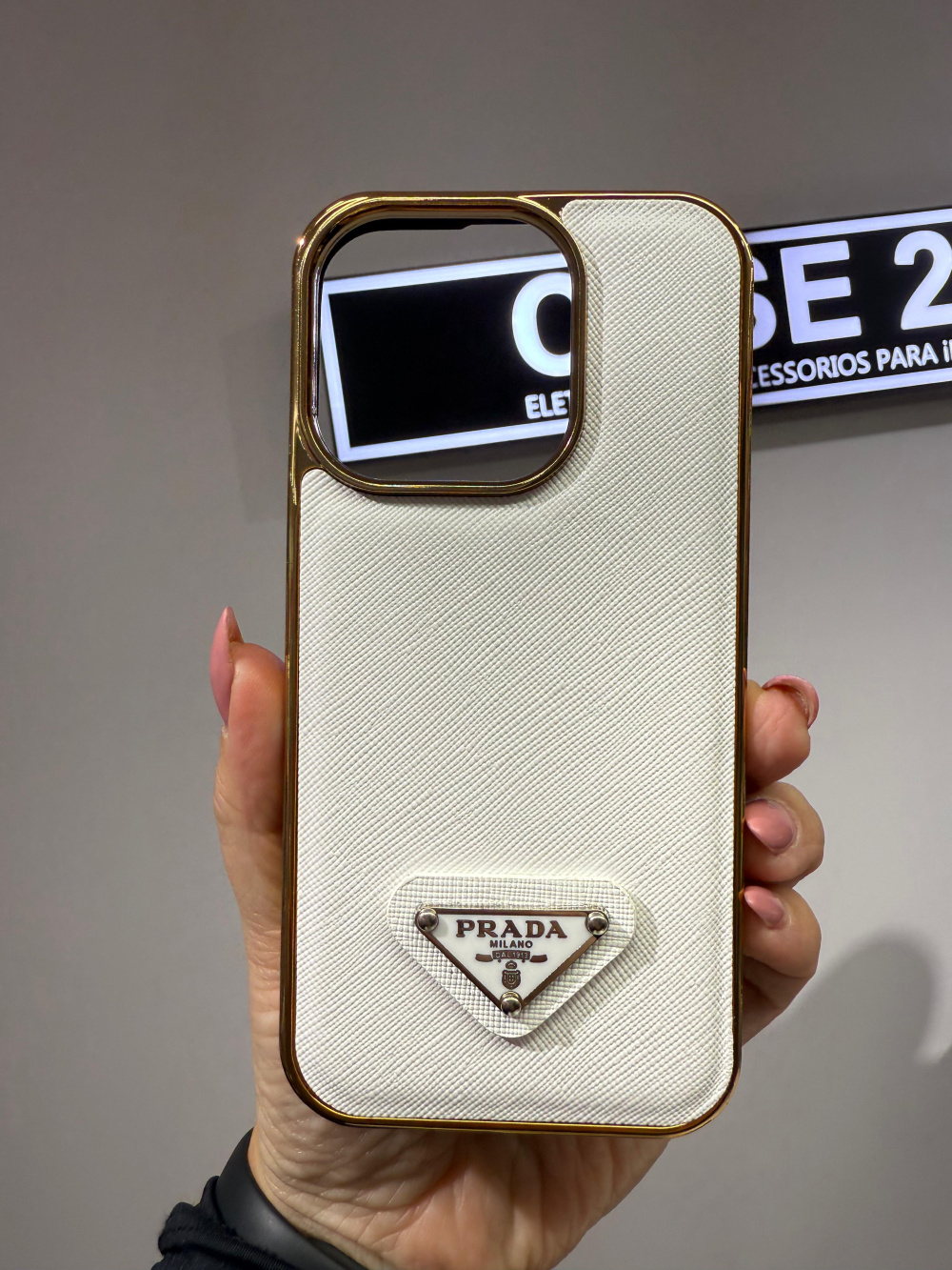 Case Prada branca e dourada (IP 15 PRO) - CASE22__