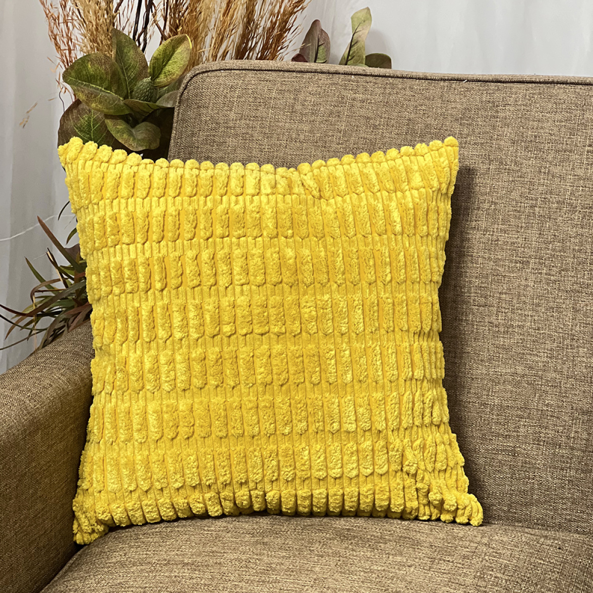 Capa de Almofada de Pelúcia Soft Alto Relevo Amarela - Crochê Vitória