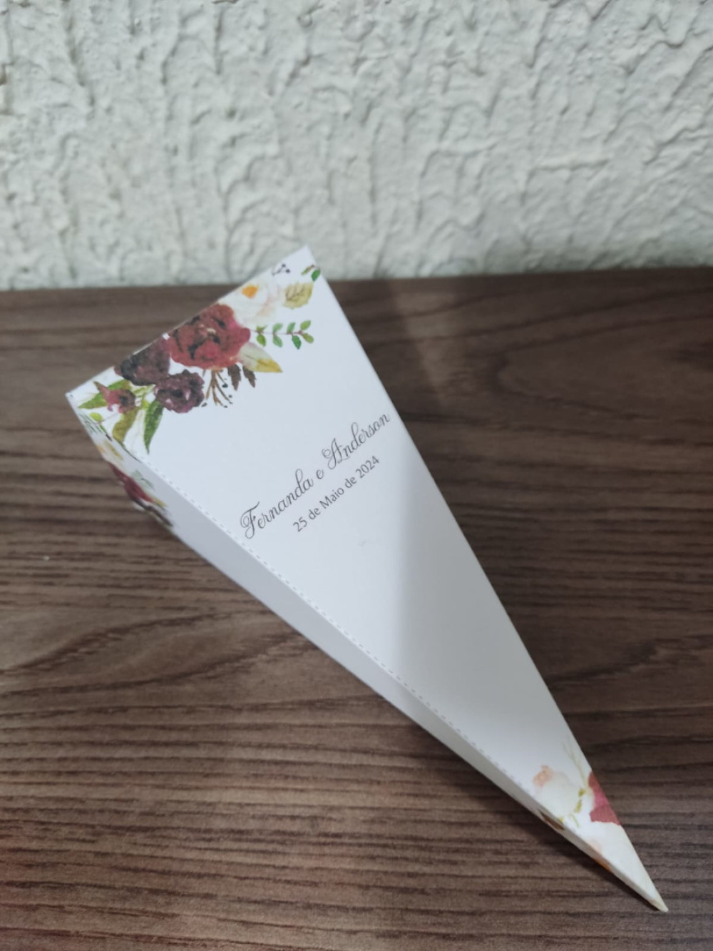 Cone para Petálas de Rosa Marsala - Feito à Mão - Feito À Mão Convites