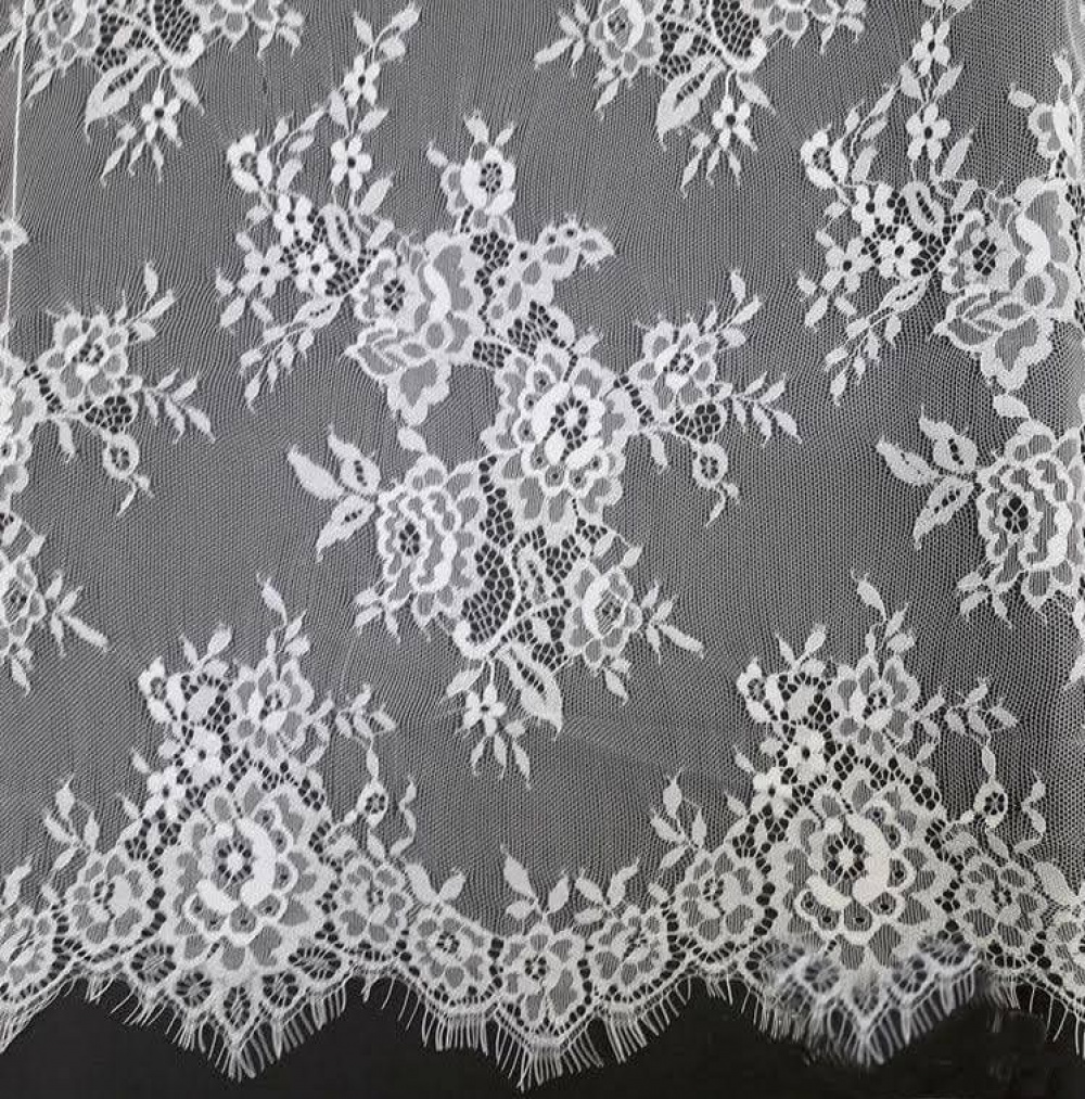 Renda chantilly 4 - OFF WHITE (3 metros) - Gerson Caçoilo Tecidos Finos
