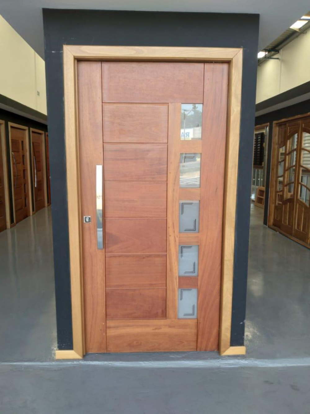 Porta Pivotante de Madeira Maciça Angelim Pedra com Puxador Inox ...