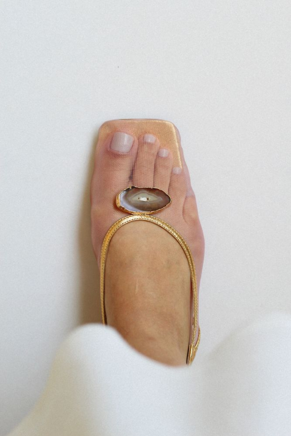 Slingback Amara ouro com pedra natural quartzo de energia - Lilit's shoes