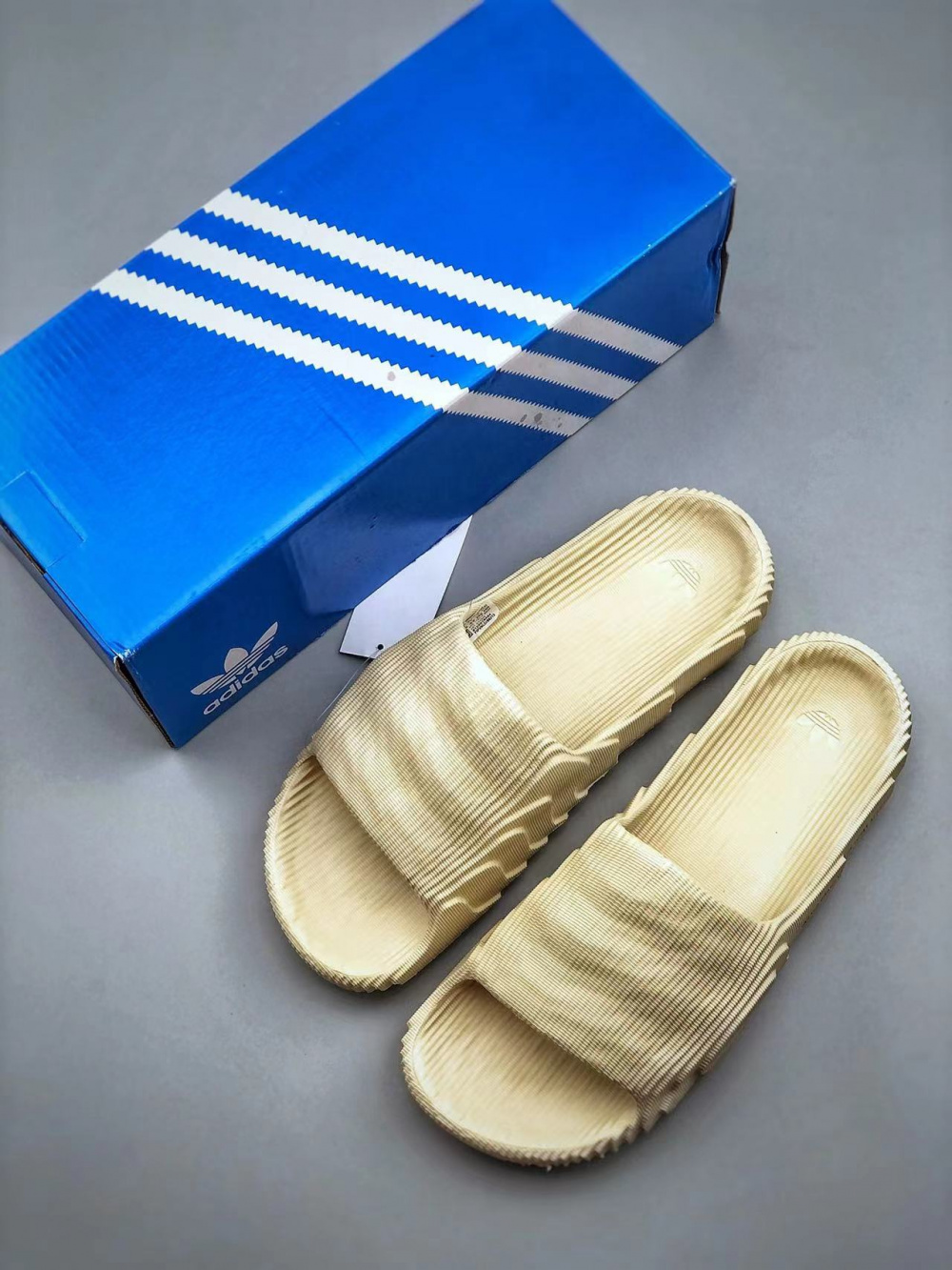 Slide Adidas Adilette 22 - Bege - Loja Fanáticos