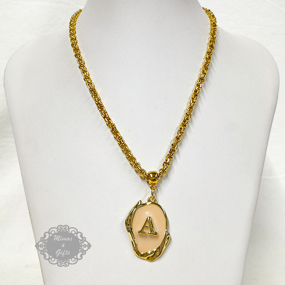 Colar Letra Chic - Mimos e Gifts