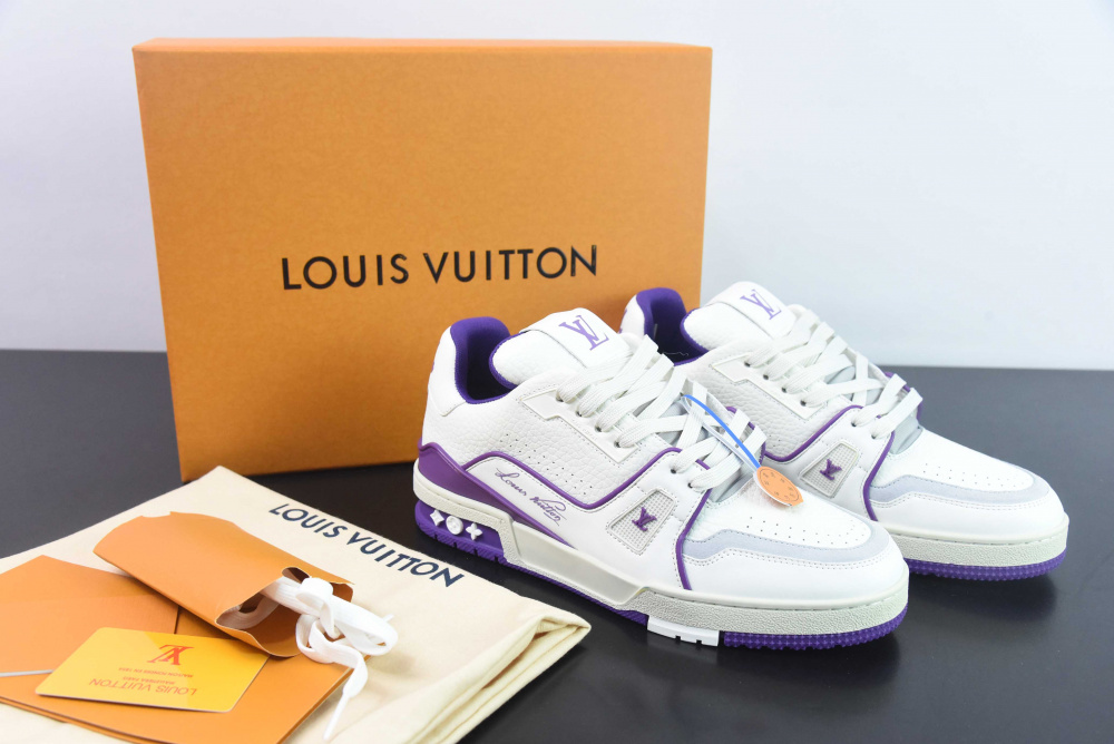 Descubra o Tênis LV Trainer Branco e Roxo! - Perfect Rp