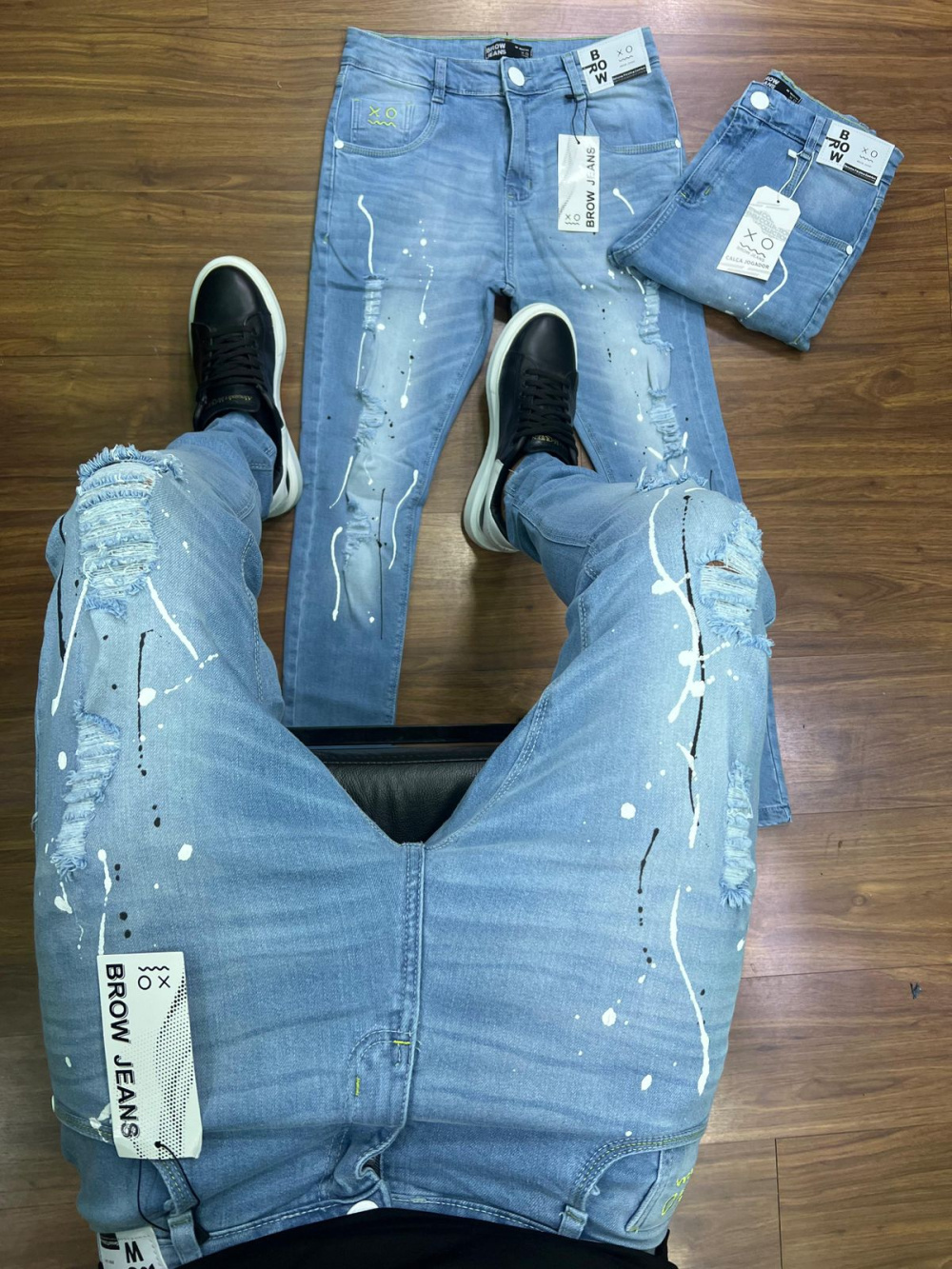Calça jogador Brow Jeans Azul clara com rsgos e tintas preta e branca ...